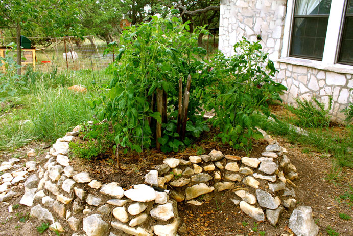 Interesting keyhole/hugelkultur design (hugelkultur forum at permies)